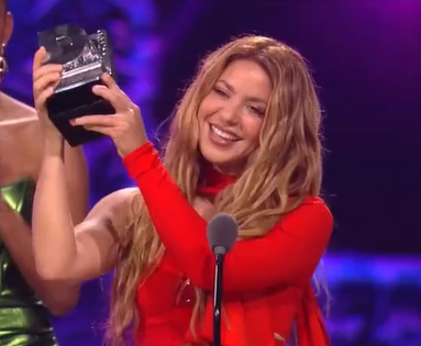 Shakira recibe ocho premios juventud y envía mensaje